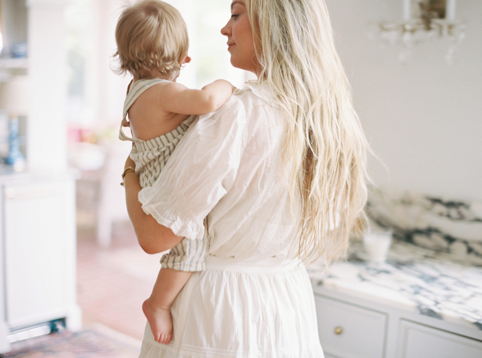 Dreamy Family Portraits in Carley Summers' Home - Michela Watson ...